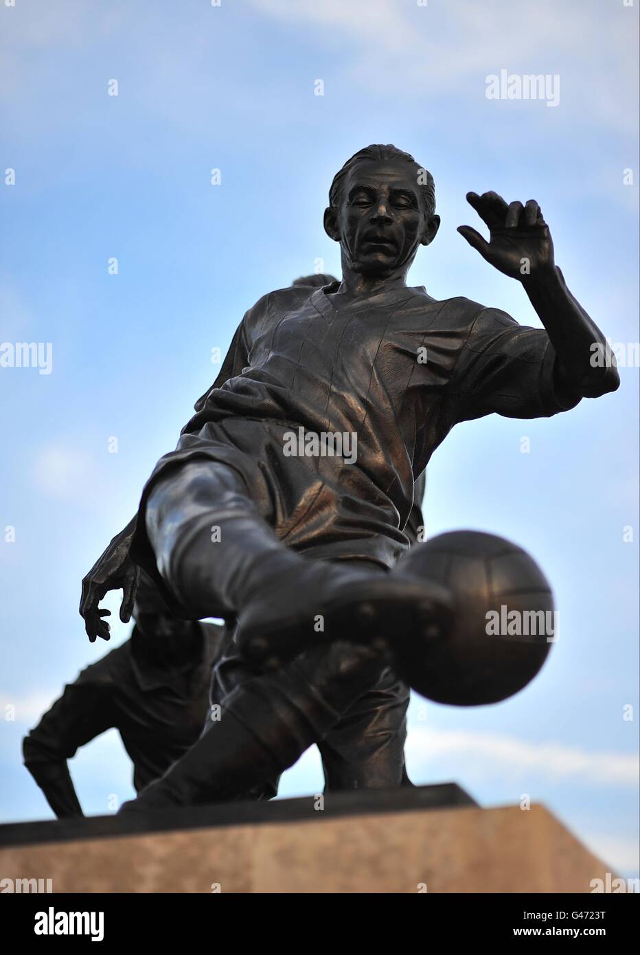 Sir stanley matthews statue hi-res stock photography and images - Alamy