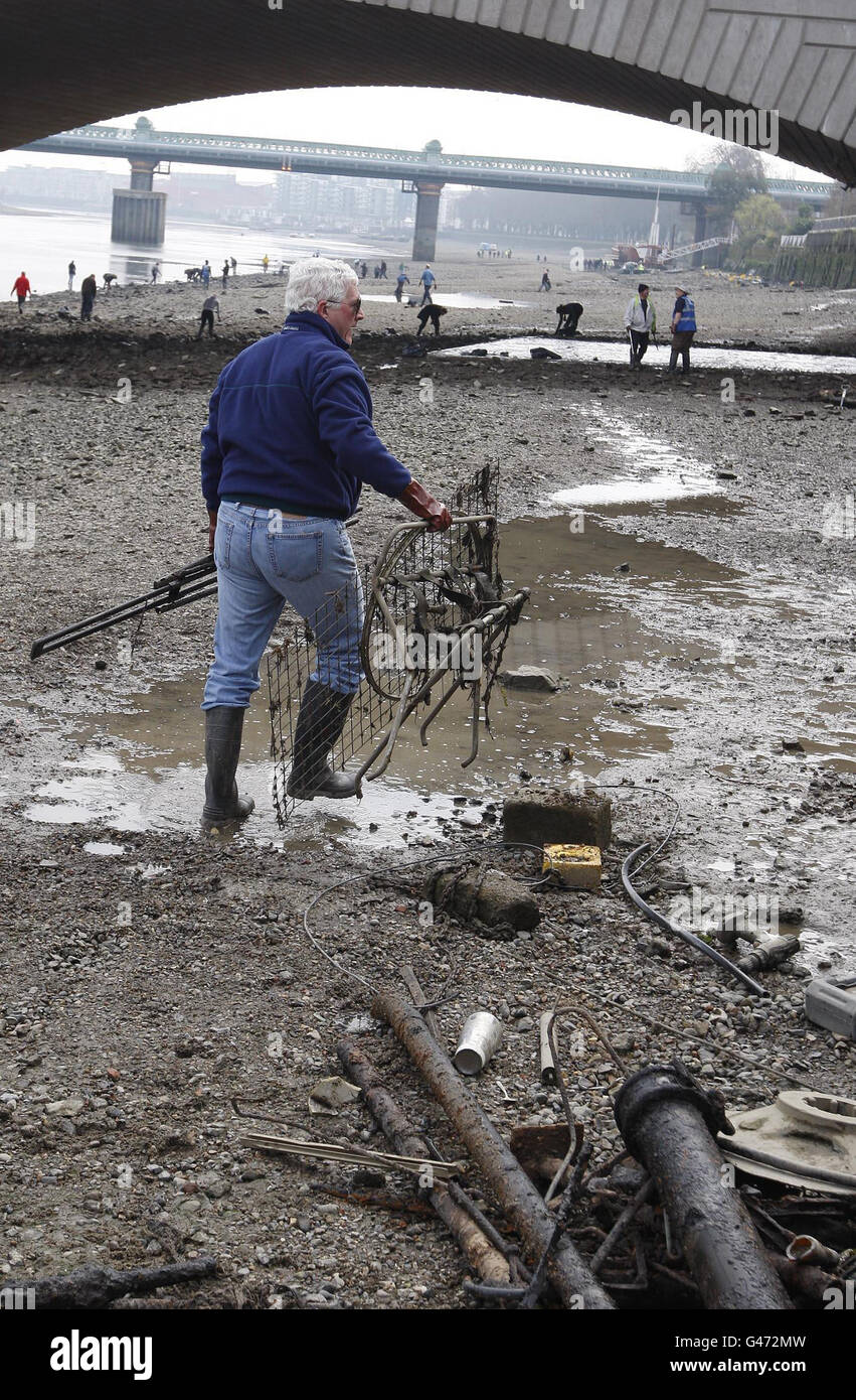 Thames clean up volunteers hi-res stock photography and images - Alamy