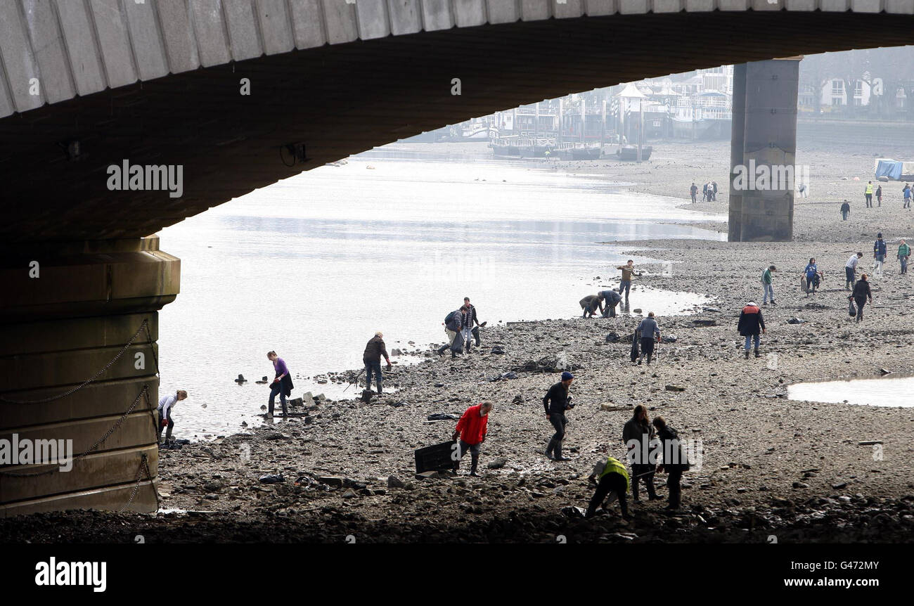 Cleaning The River Thames Stock Photos & Cleaning The River Thames ...