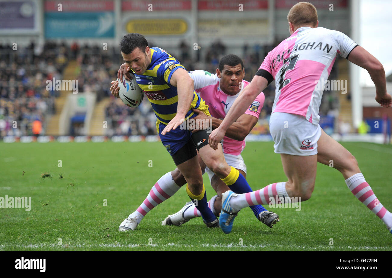 Warringtons Chris Bridge goes past Harlequins Karl Pryce and Jamie O ...