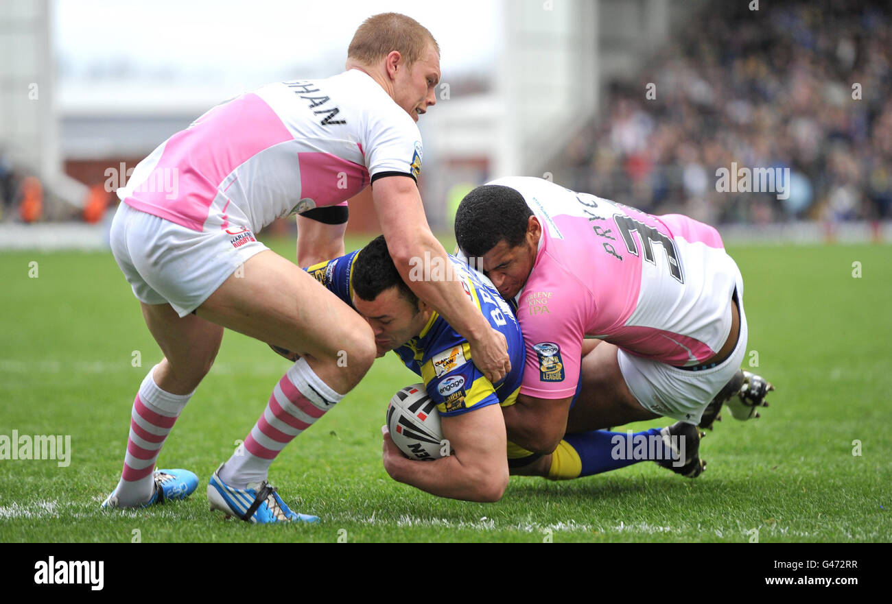 Warringtons Chris Bridge goes past Harlequins Karl Pryce and Jamie O ...