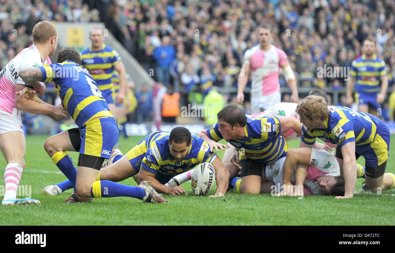 Warringtons David Solomona (centre) scores a try afte a mistake by ...