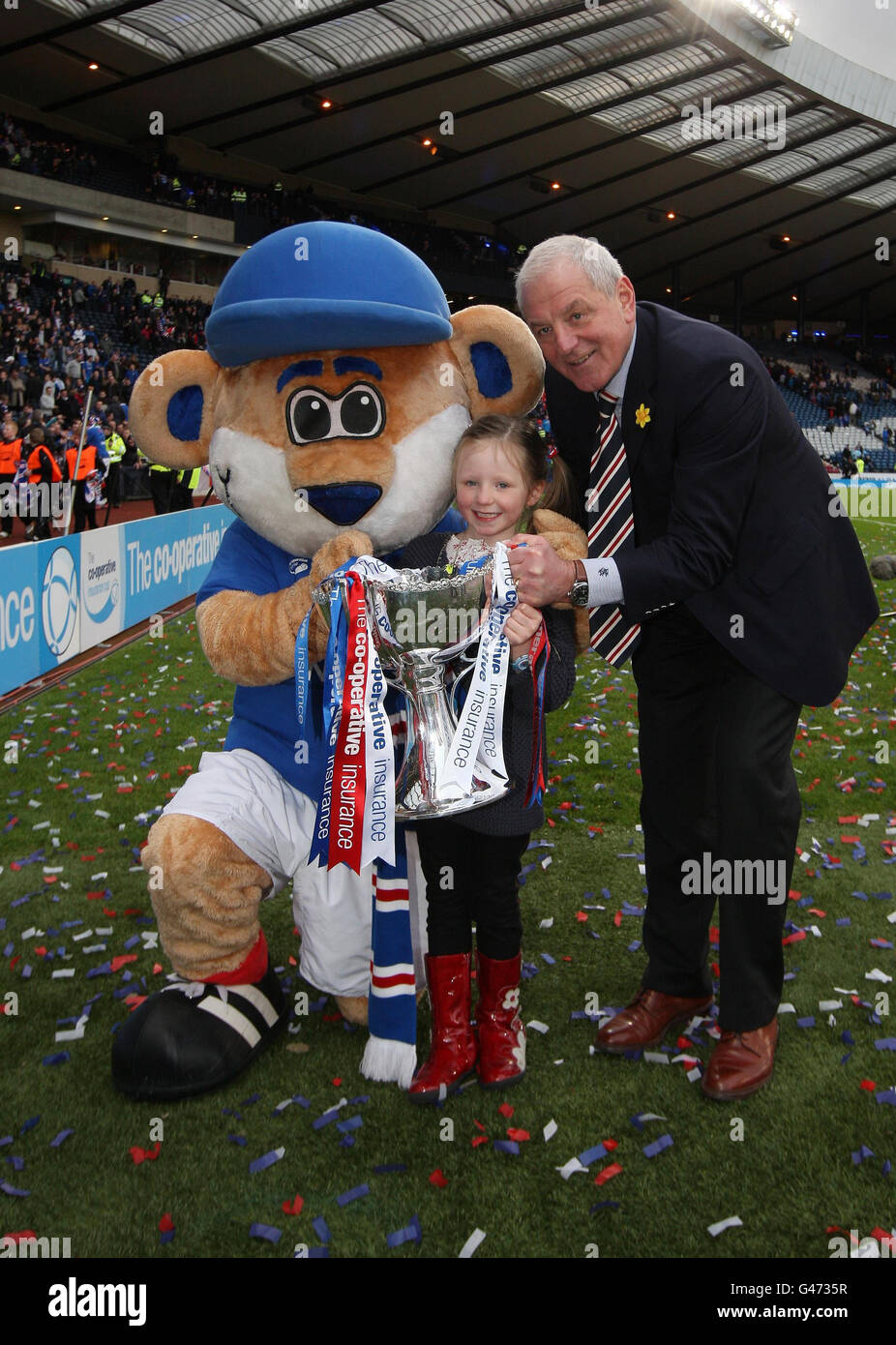 Rangers Broxi Bear mascot with Jessica and Walter Smith celebrate ...