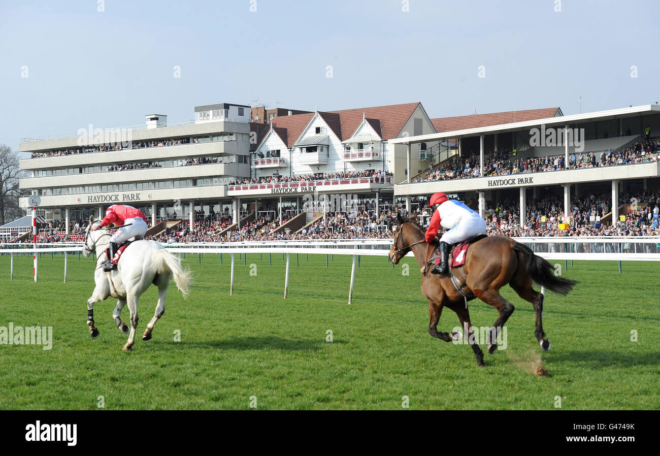 Haydock park racecourse hi-res stock photography and images - Alamy