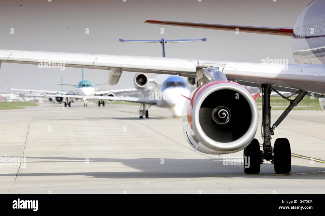 Planes queue heathrow hi-res stock photography and images - Alamy