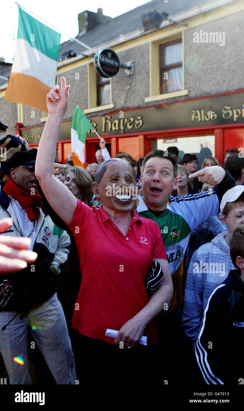 PHOTO: RTE presenter Derek Mooney (right) joins residents of Moneygall ...