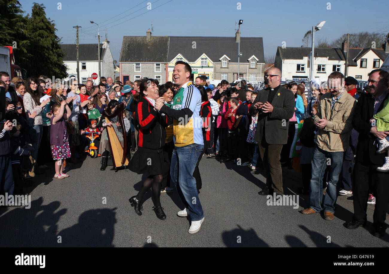 STANDALONE PHOTO: RTE presenter Derek Mooney (centre) joins residents ...