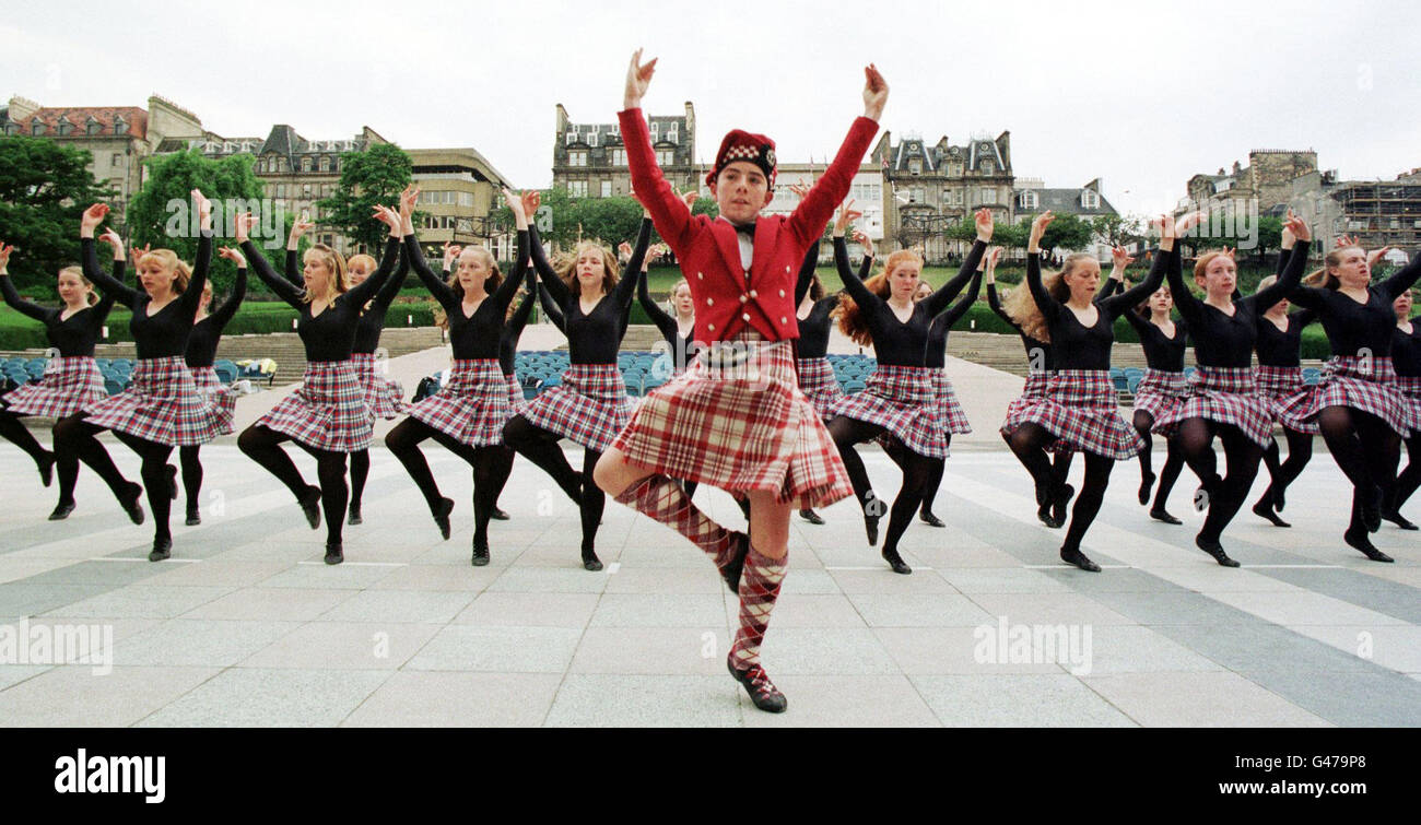 Scottish ceilidh dancing hi-res stock photography and images - Alamy