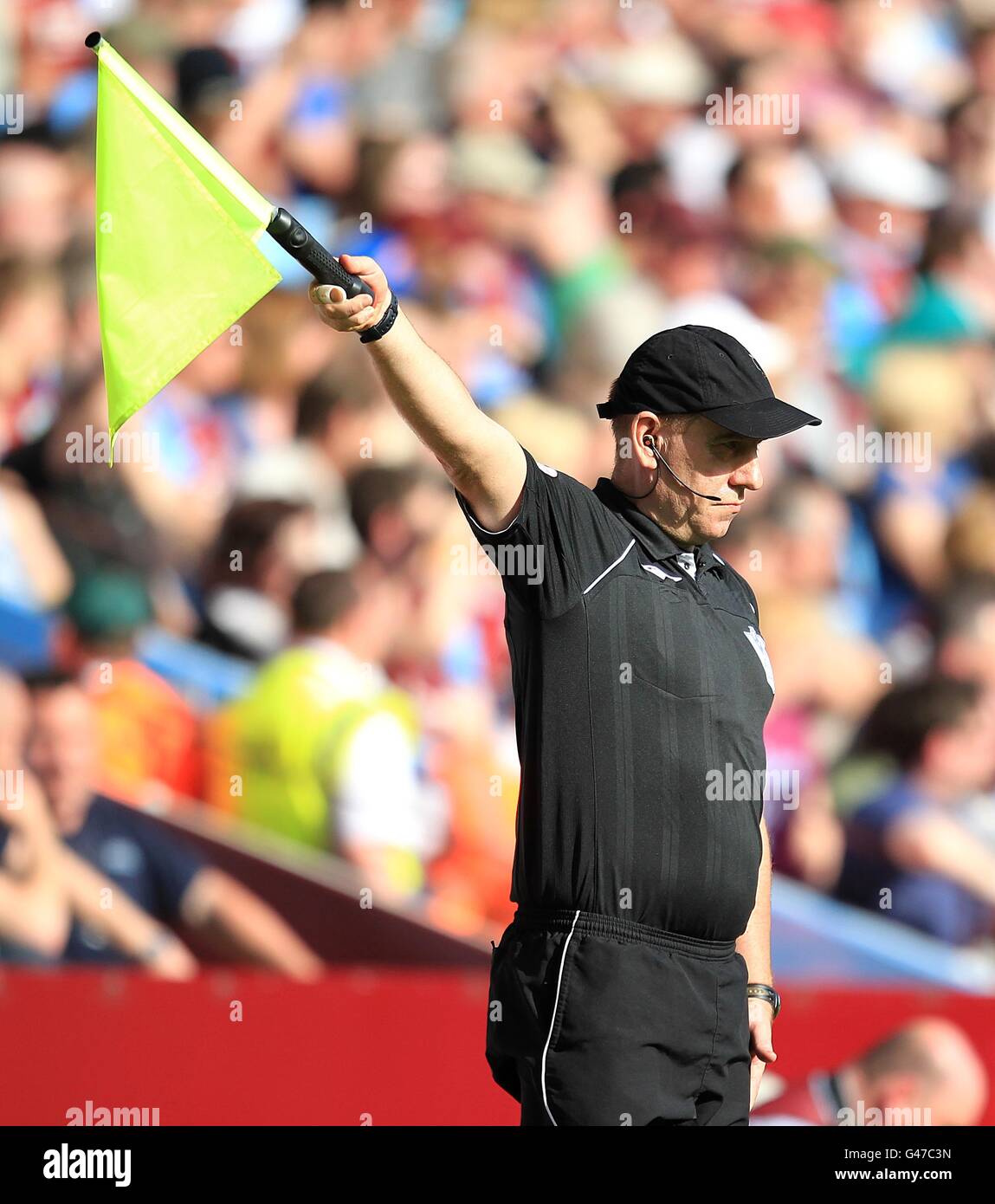Linesman linesperson flag datacoapplies hi-res stock photography and ...