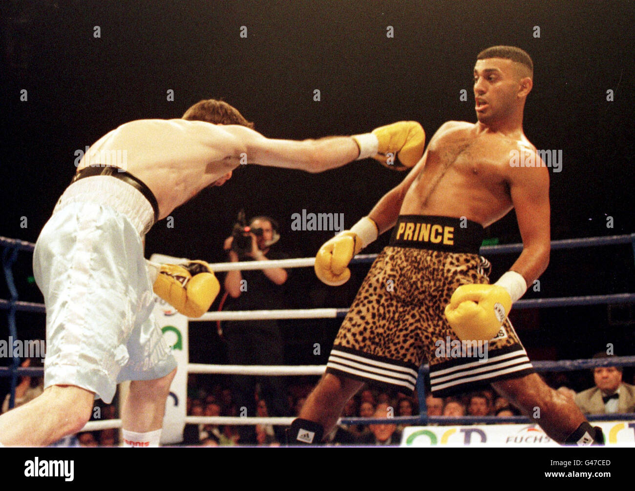 Boxing Naseem/Cabrera action 1 Stock Photo - Alamy