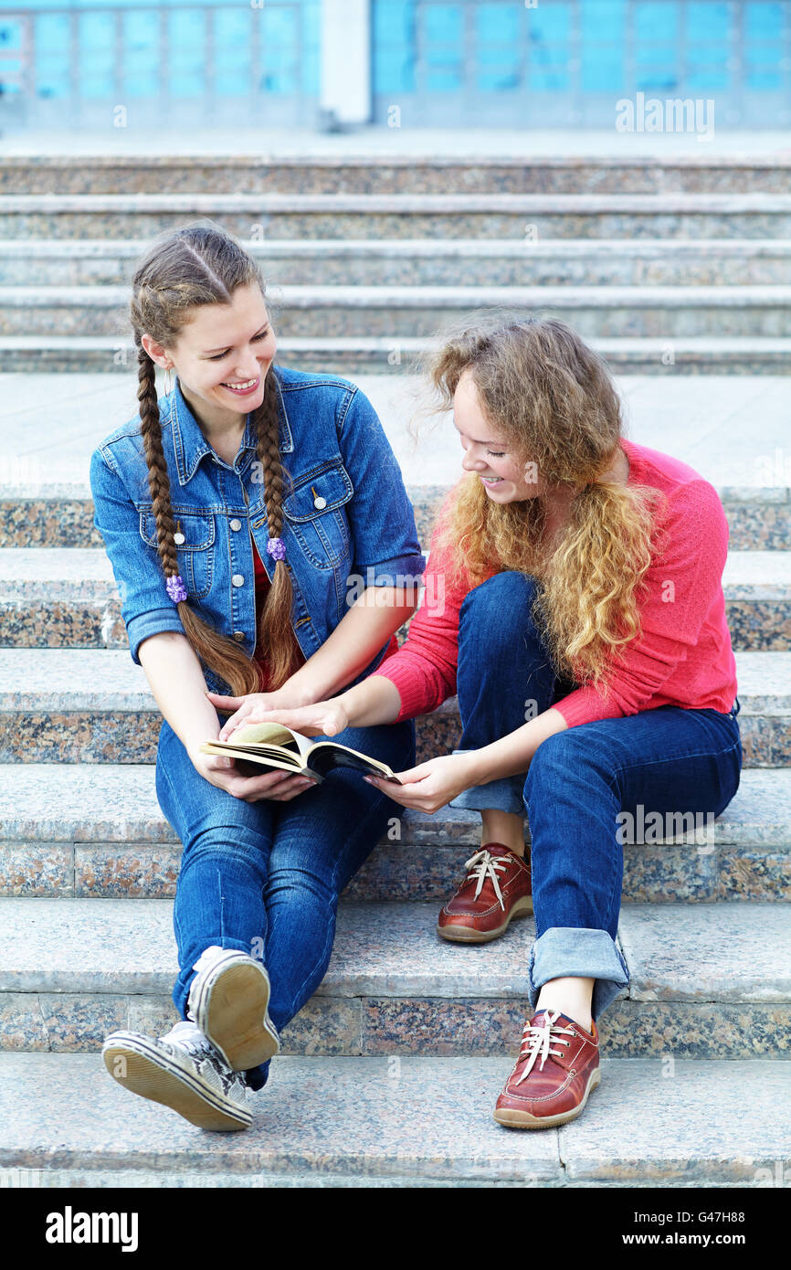 Outdoor reading library hi-res stock photography and images - Alamy