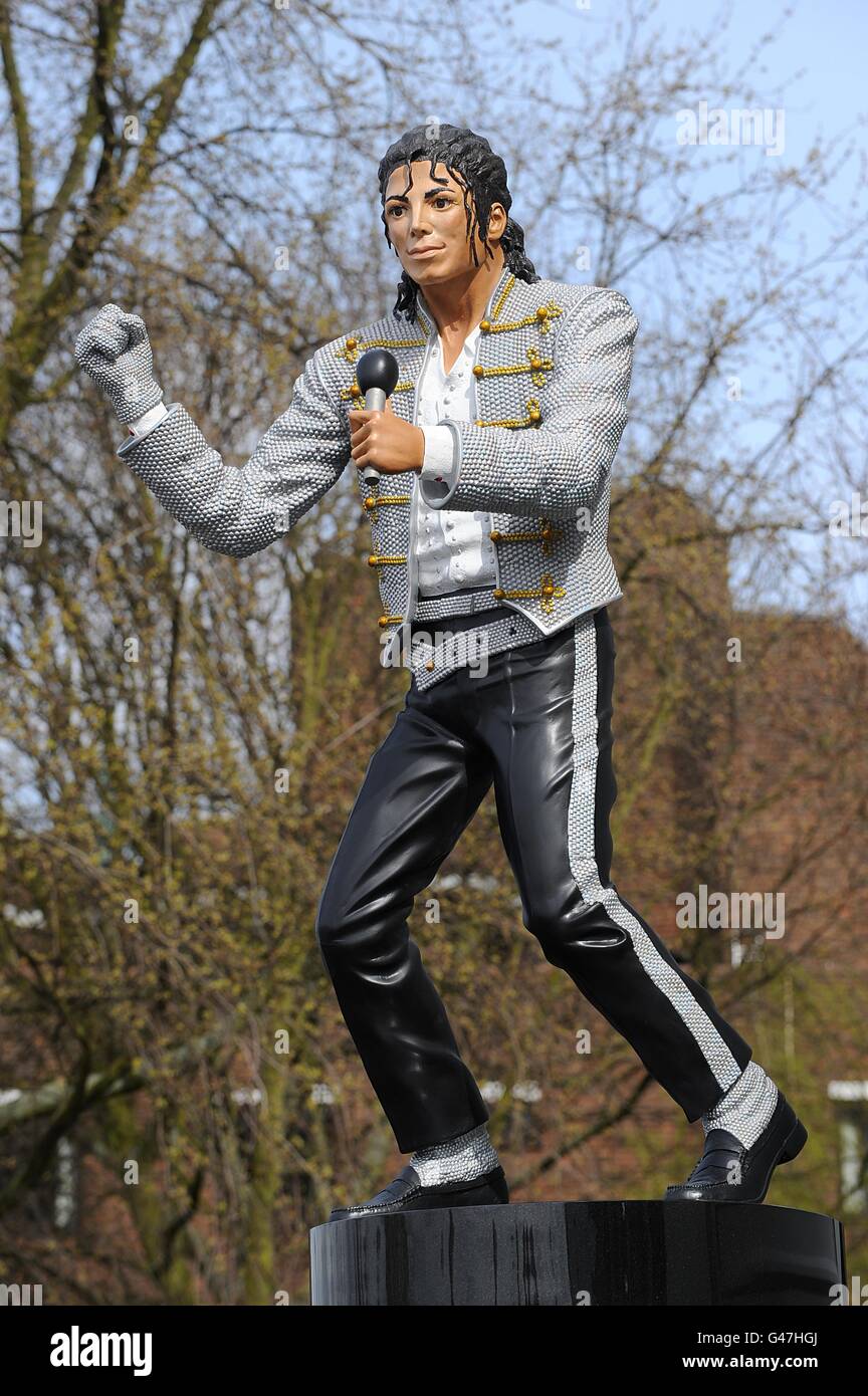 Michael jackson statue fulham hi-res stock photography and images - Alamy
