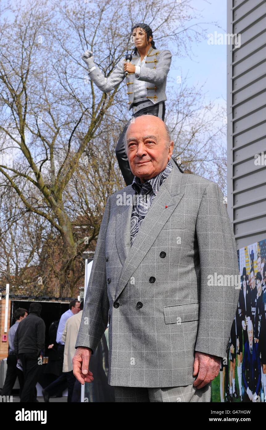 Michael jackson statue outside craven cottage hi-res stock photography ...