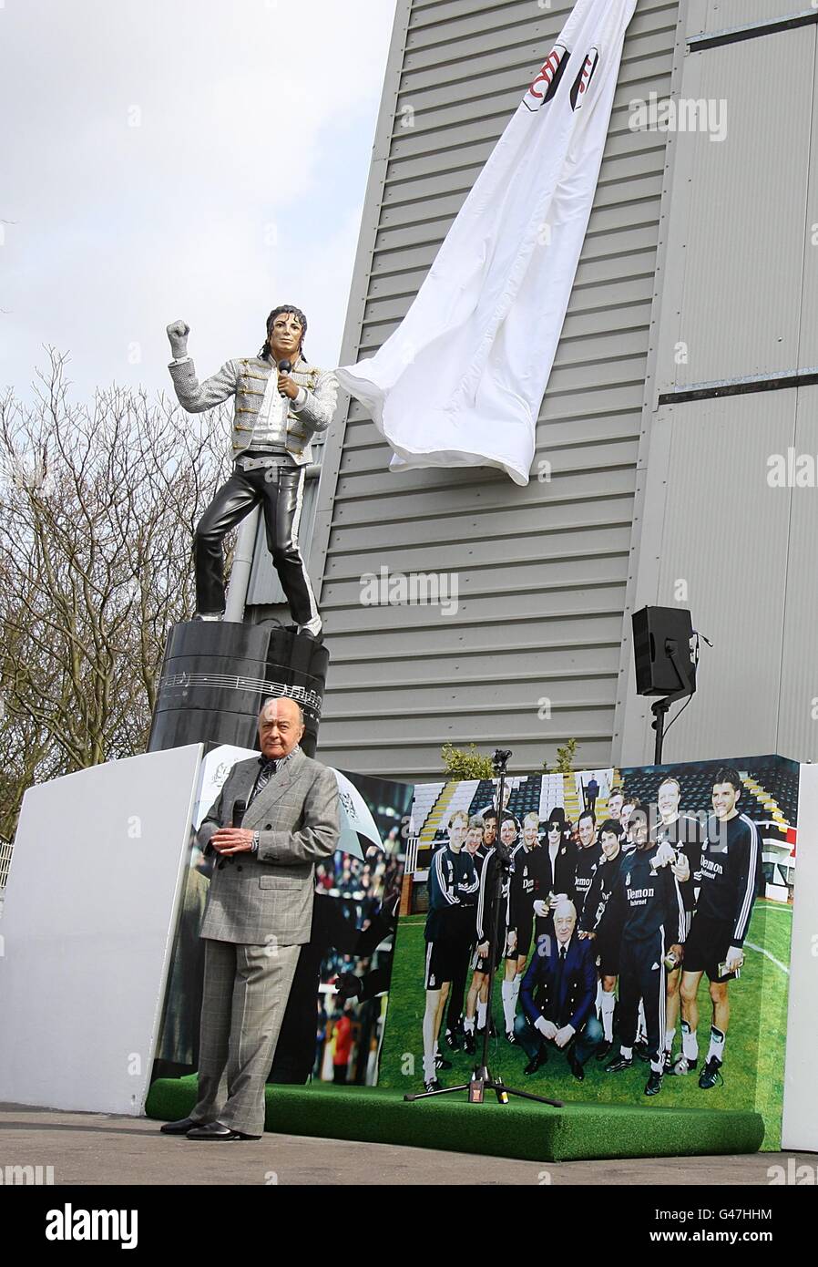 Michael jackson statue fulham hi-res stock photography and images - Alamy