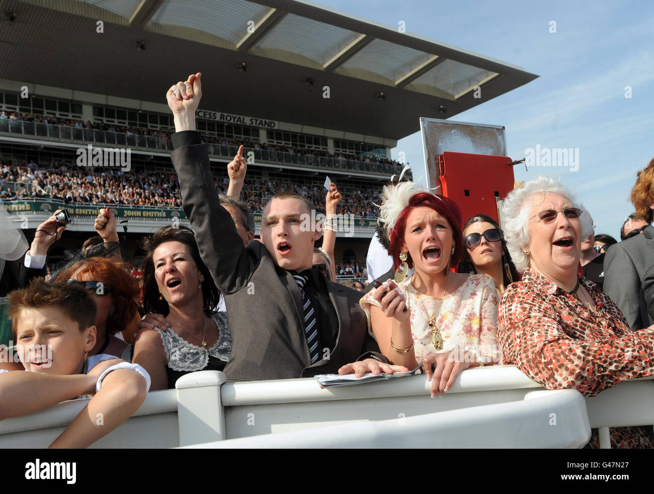 Racegoers enjoy grand national day aintree racecourse hi-res stock ...