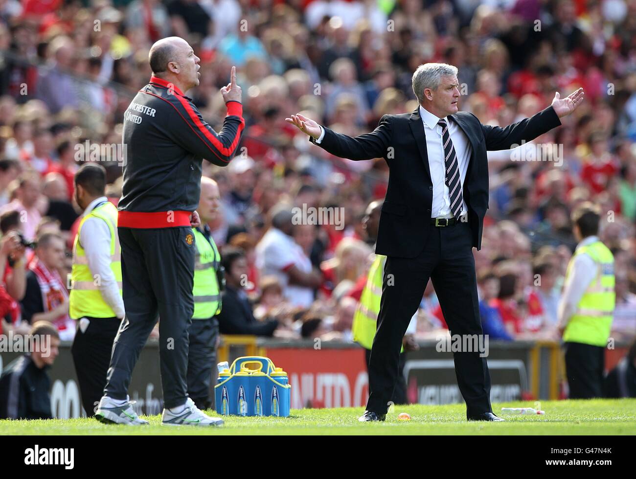Fulham manager Mark Hughes (right) and Manchester United assistant ...