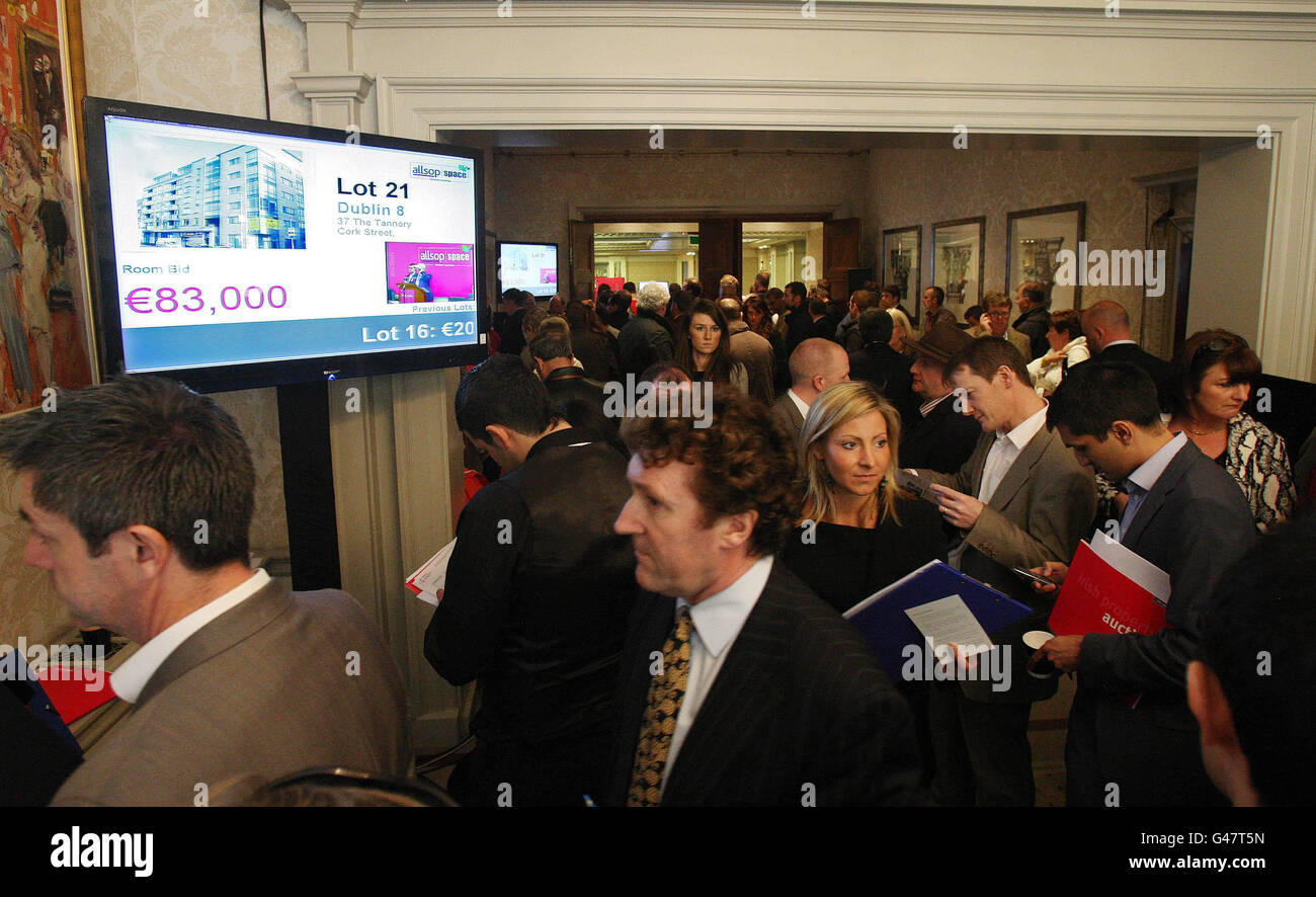Auction crowd hi-res stock photography and images - Alamy