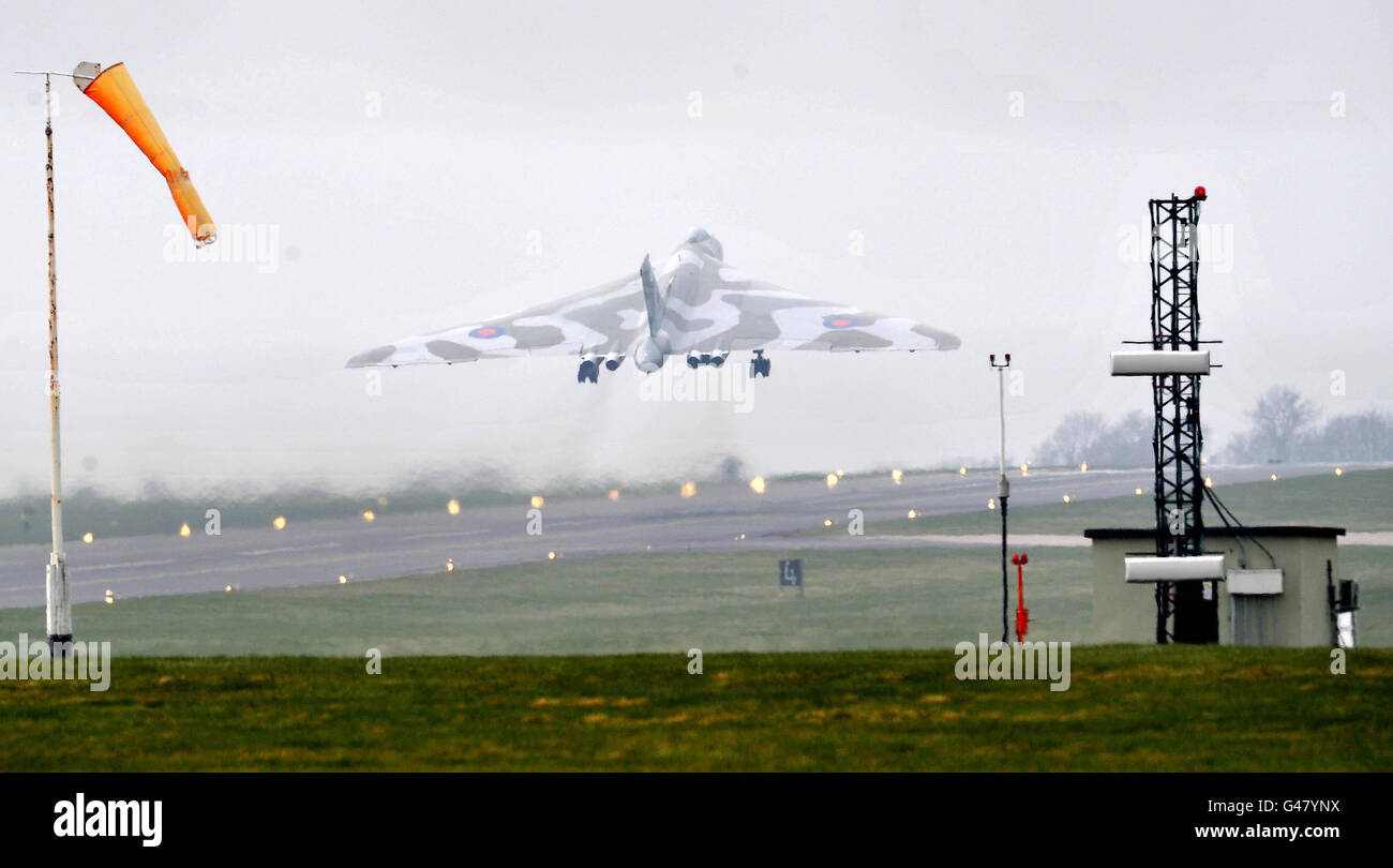The last flying vulcan takes off raf lyneham in wiltshire hi-res stock ...