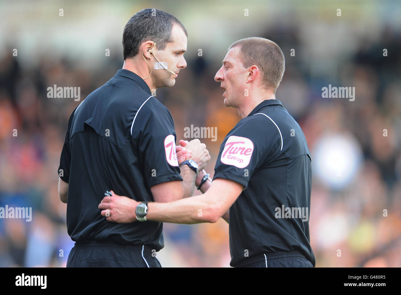Referee Steve Tanner goes off injured to be replaced by fourth official ...