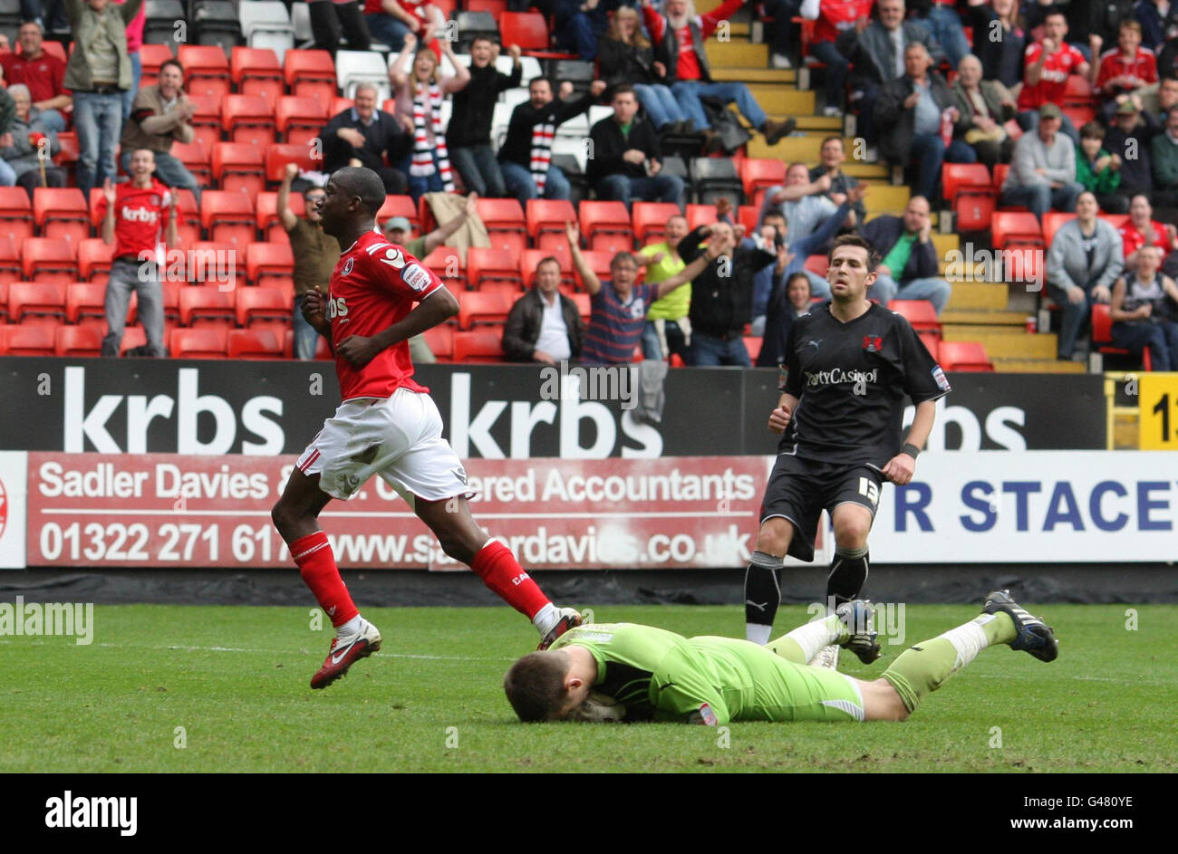 Leyton orient goalkeeper jamie jones hi-res stock photography and ...