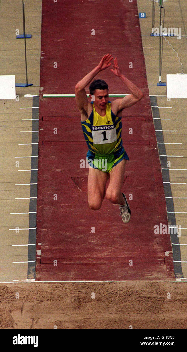 Triple jump champion jonathan edwards hi-res stock photography and ...