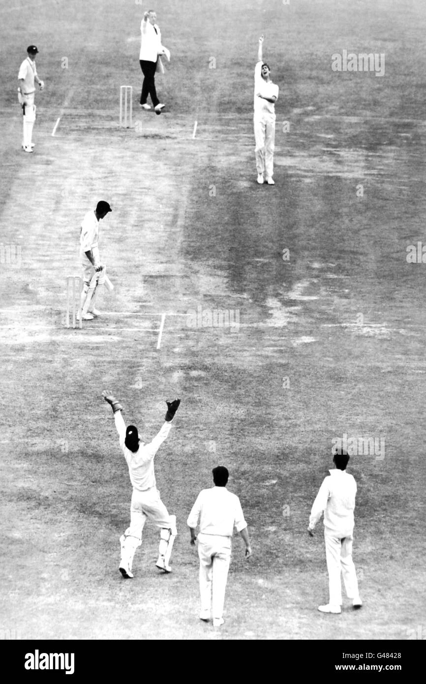 Cricket - First Test Match - England v New Zealand - Fourth Day - Lord ...