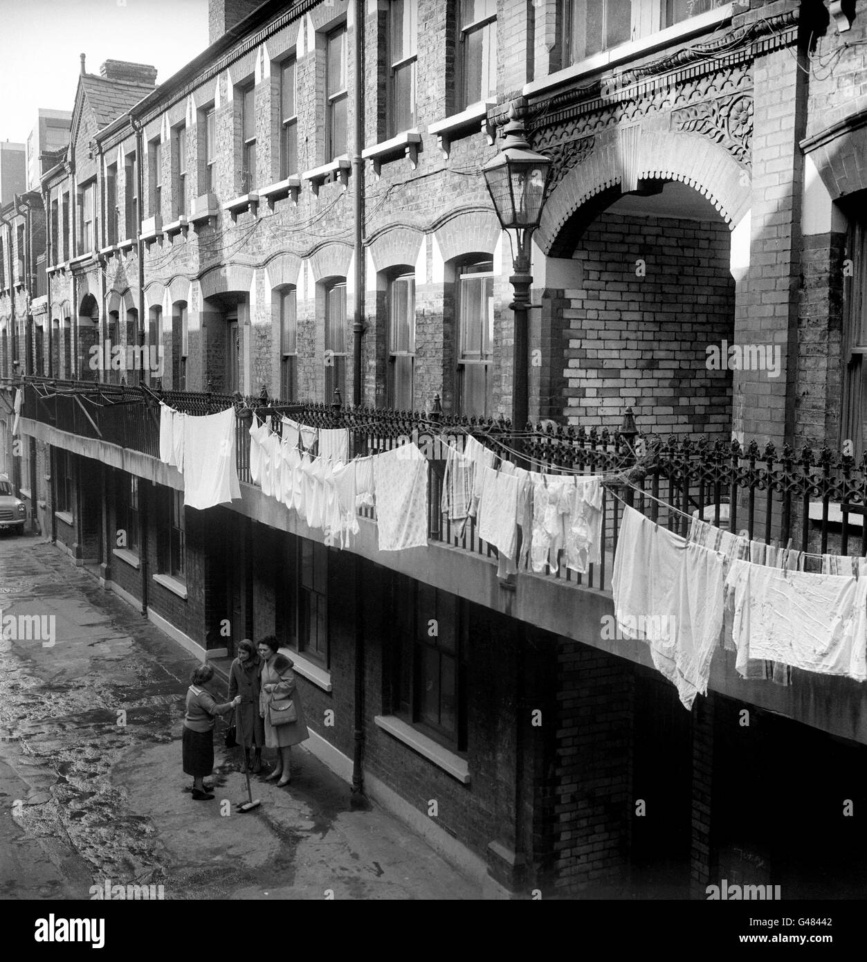 Slum housing 1960s hi-res stock photography and images - Alamy