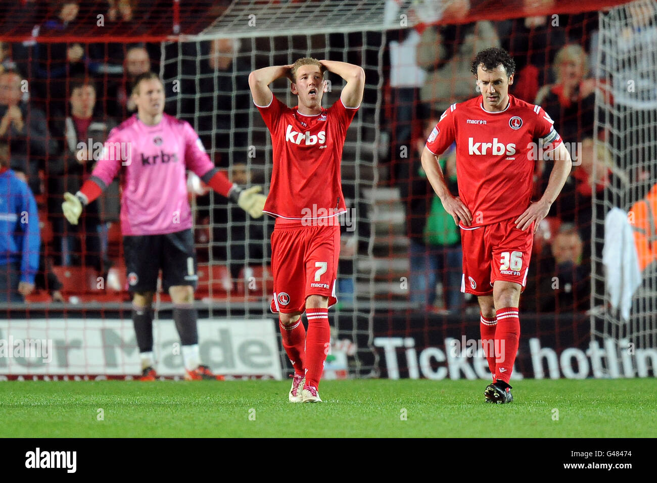 Charlton athletic goalkeeper robert elliot left hi-res stock ...
