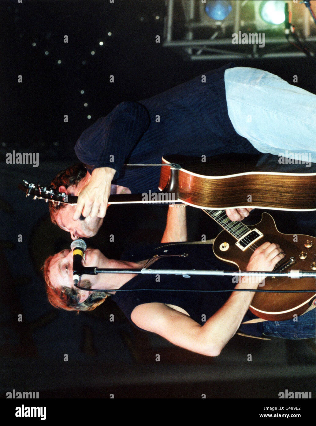 Simon Craddock (L) and lead singer Simon Fowler (R) of Ocean Colour ...