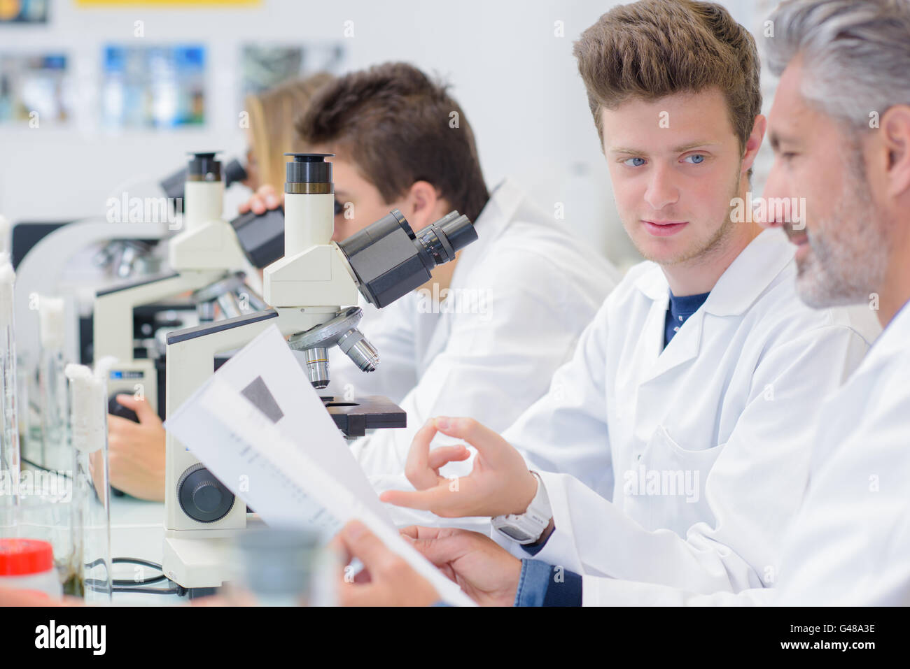Teen microscope laboratory hi-res stock photography and images - Alamy