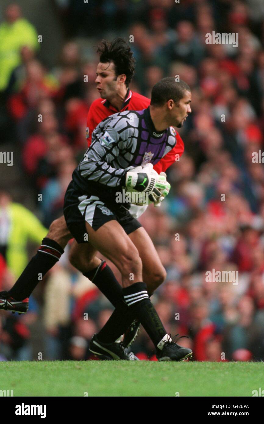 SOCCER. L-R: DAVID JAMES, LIVERPOOL. RYAN GIGGS, MANCHESTER UNITED ...