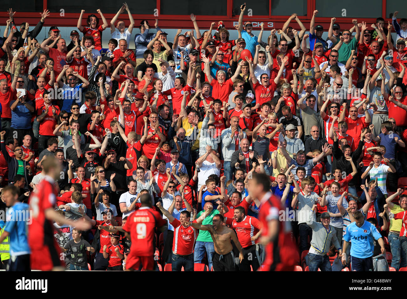 Fans celebrate second goal hi-res stock photography and images - Alamy