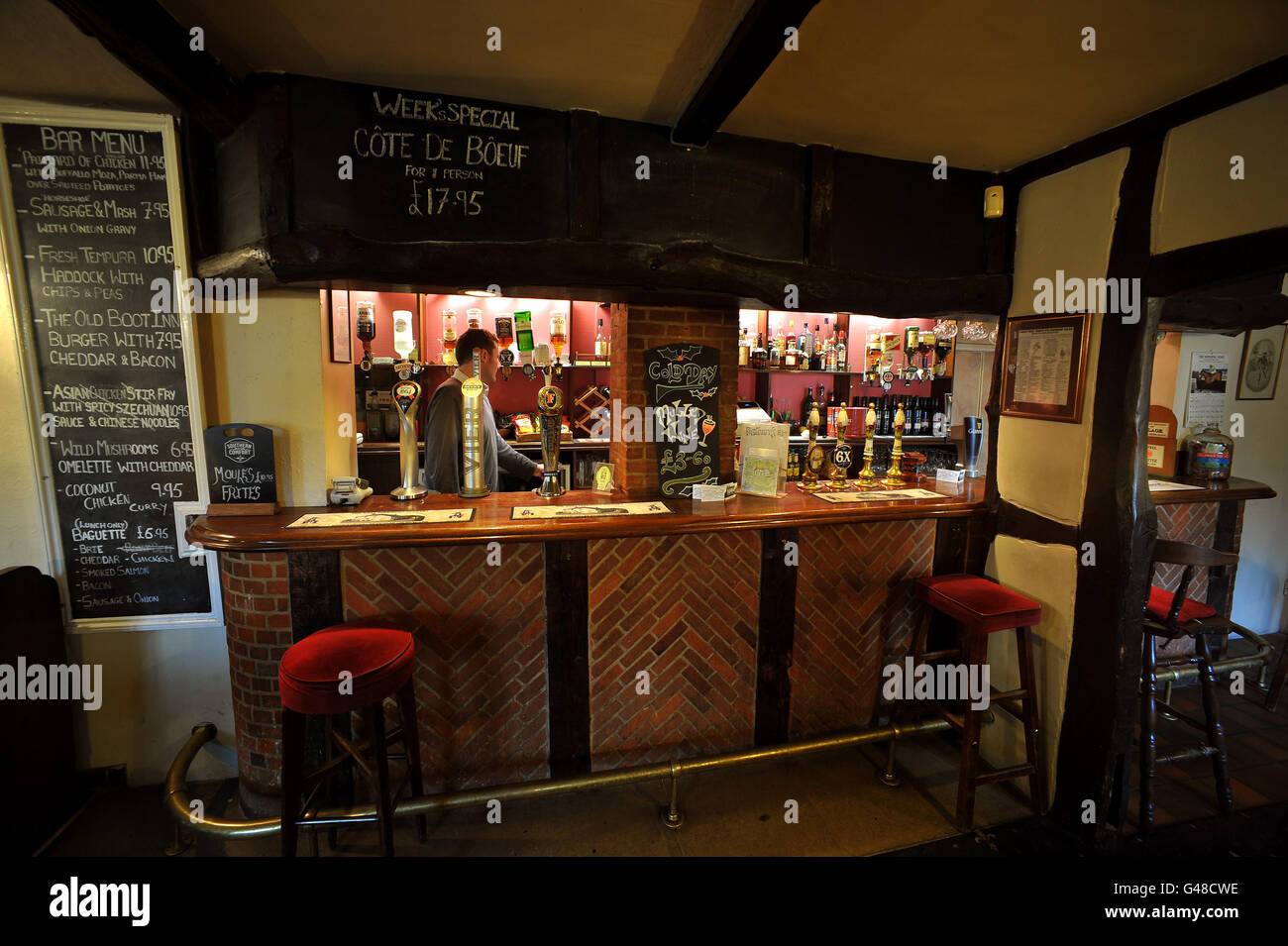 Old boot inn hi-res stock photography and images - Alamy