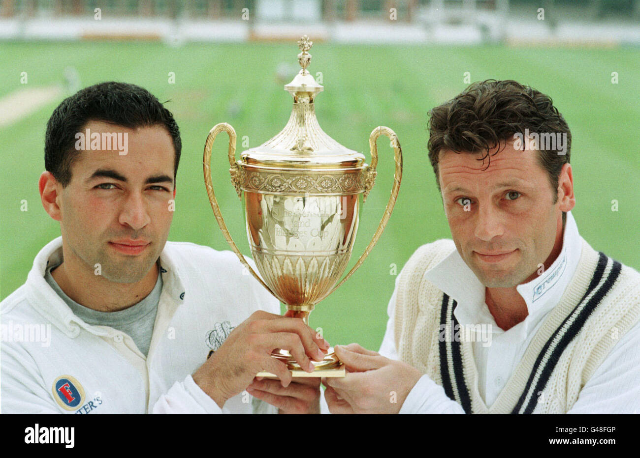 Surrey's captain Adam Hollioake (left) and Kent's captain Steve Marsh ...
