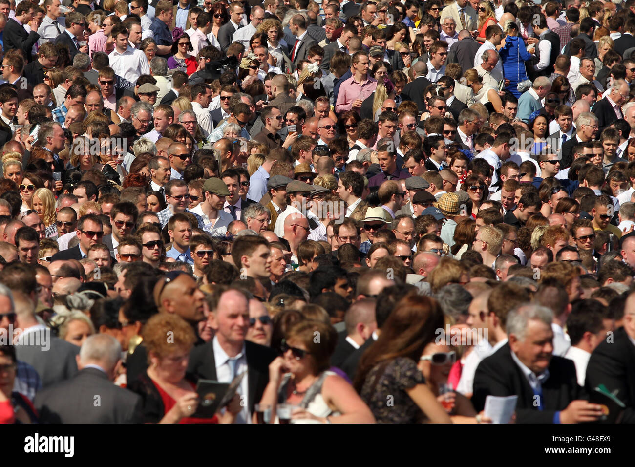 Crowds people horse racing hi-res stock photography and images - Alamy