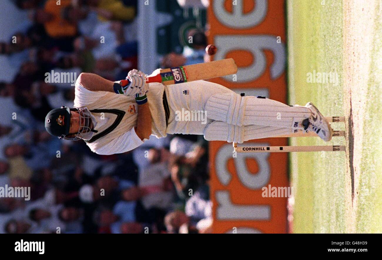 CRICKET Ponting bats Stock Photo - Alamy
