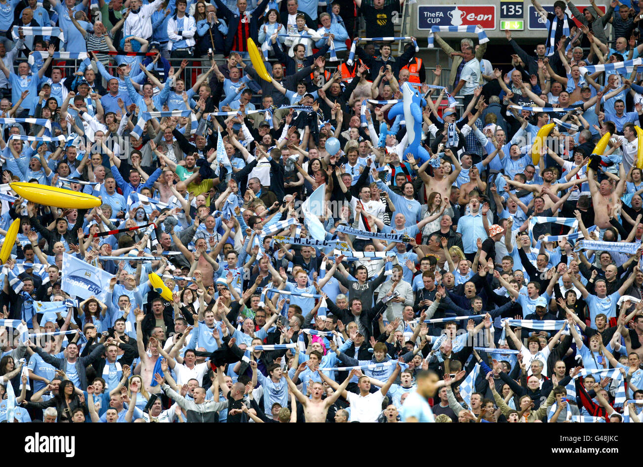 Manchester united fans celebrate in the stands hi-res stock photography ...