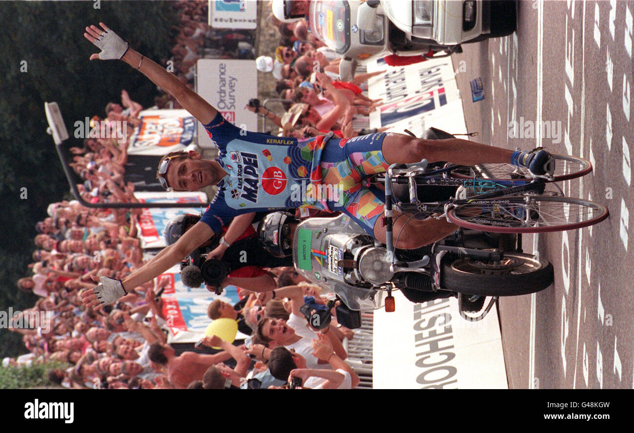 Italy's Andrea Tafi who rides for the Mapei GB team raises his arms in ...