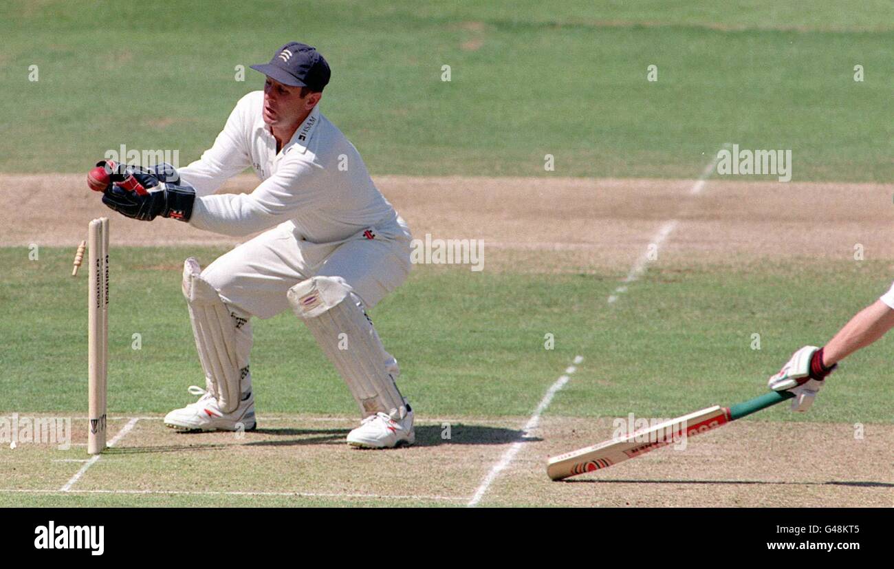 Cricket/ostler run out Stock Photo - Alamy