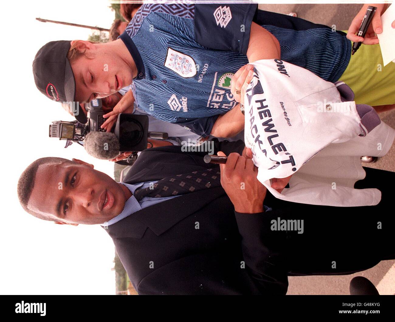 Tottenham signing Les Ferdinand signs an autograph for a fan at White ...