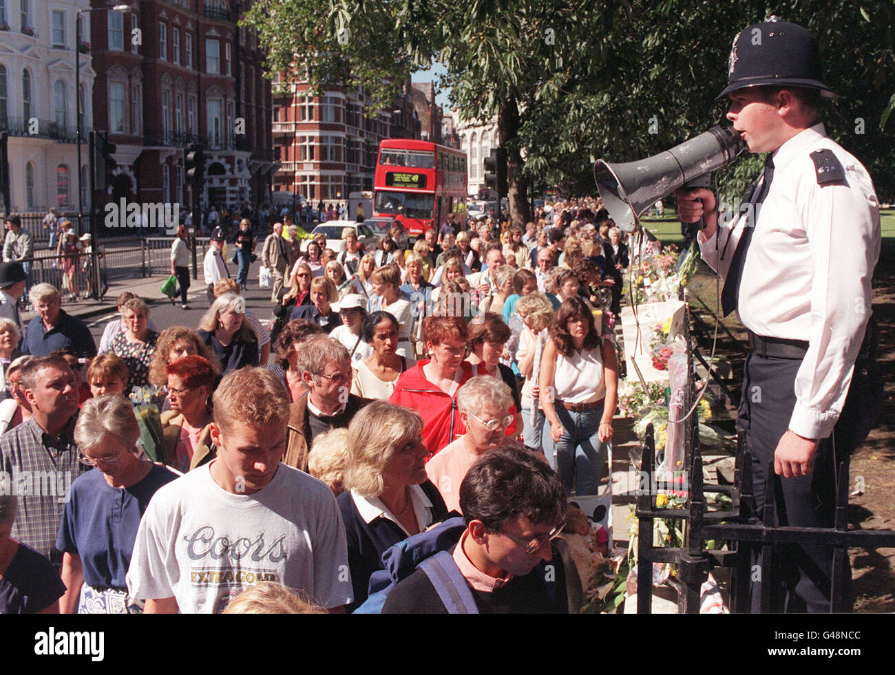 Princess diana flowers 1997 hi-res stock photography and images - Alamy