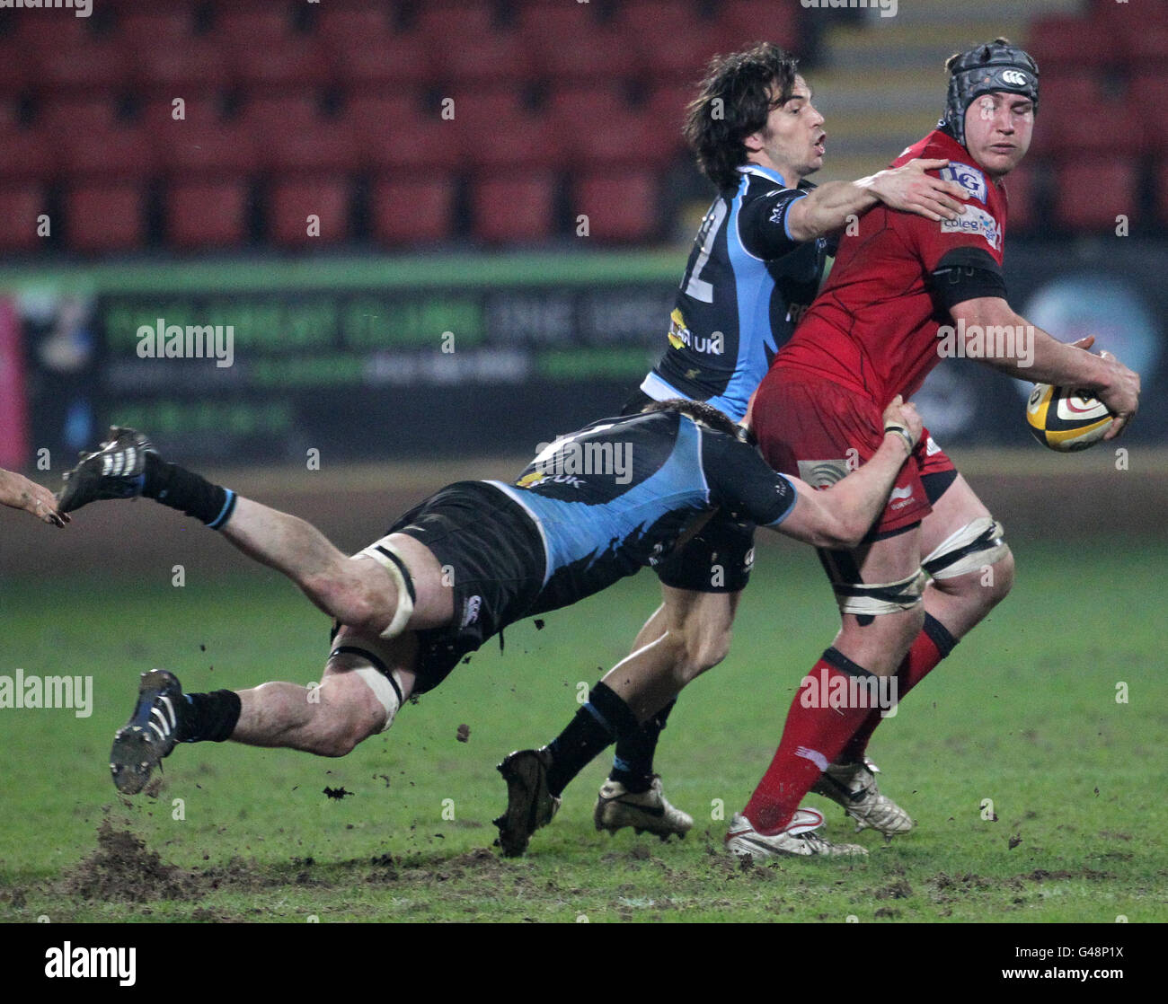 Glasgow Warrior's Colin Gregor and Johnnie Beattie tackle Scarlet's Ben ...