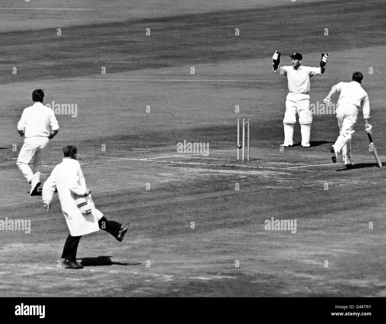 Cricket stumps Black and White Stock Photos & Images - Alamy