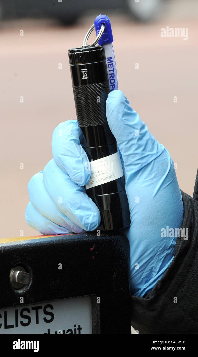 Mall security and police officers hi-res stock photography and images ...