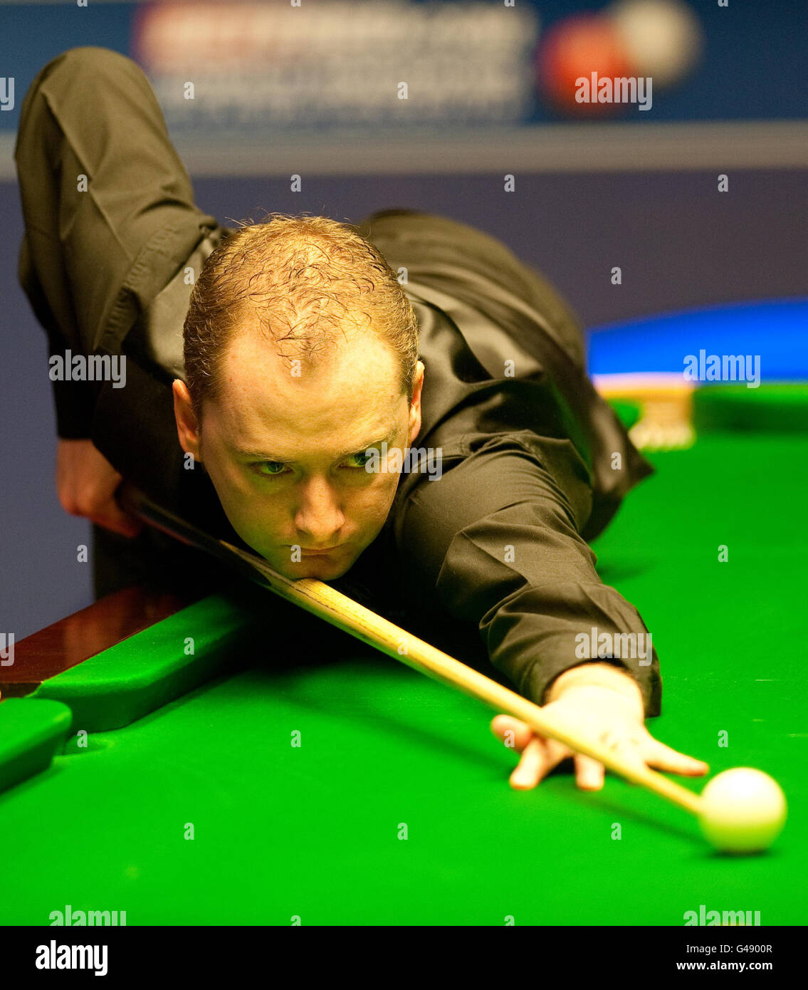 Graeme Dott in action against Judd Trump during their quarter final ...