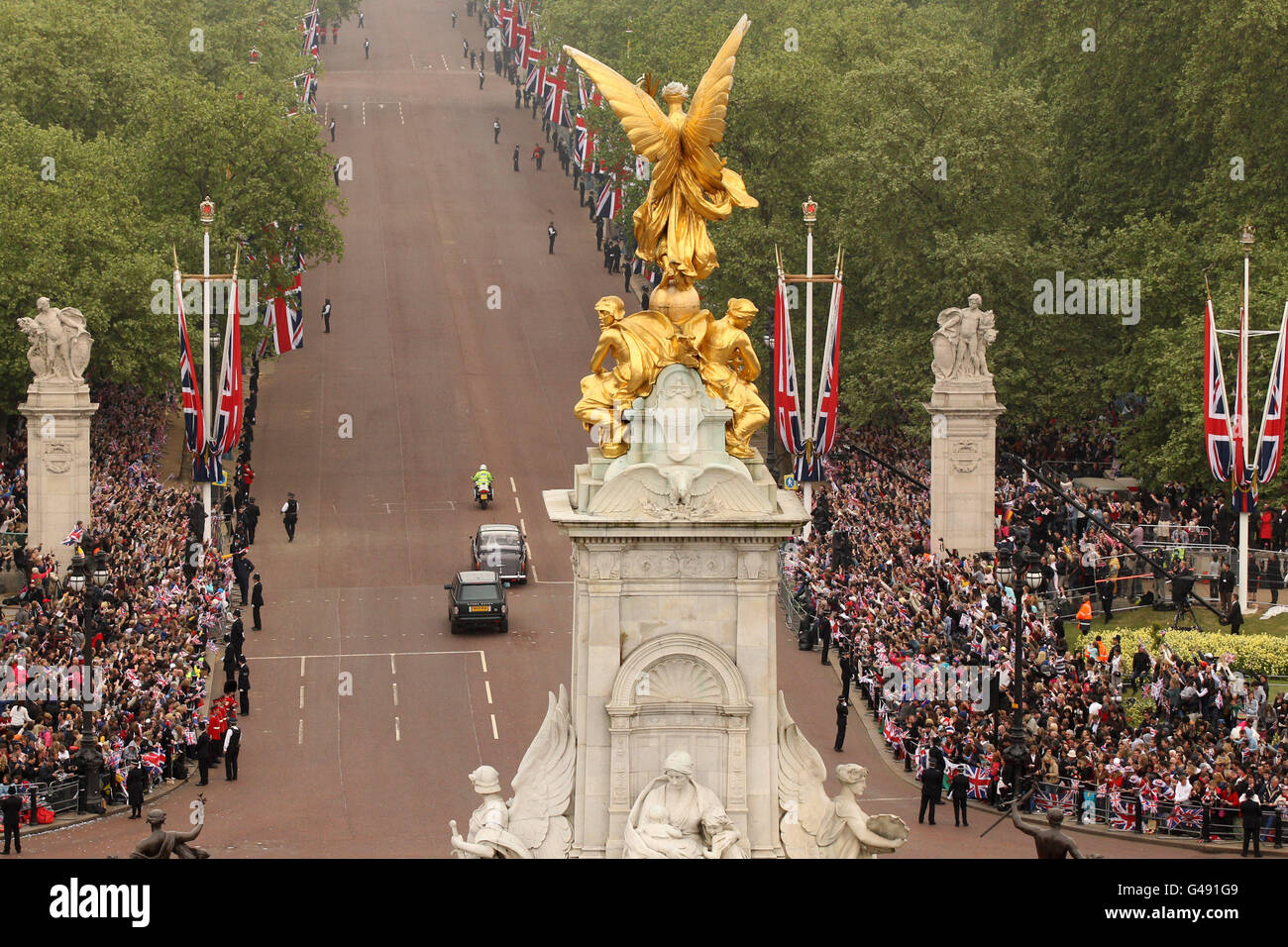 The car carrying Kate Middleton travels to Westminster Abbey for her ...