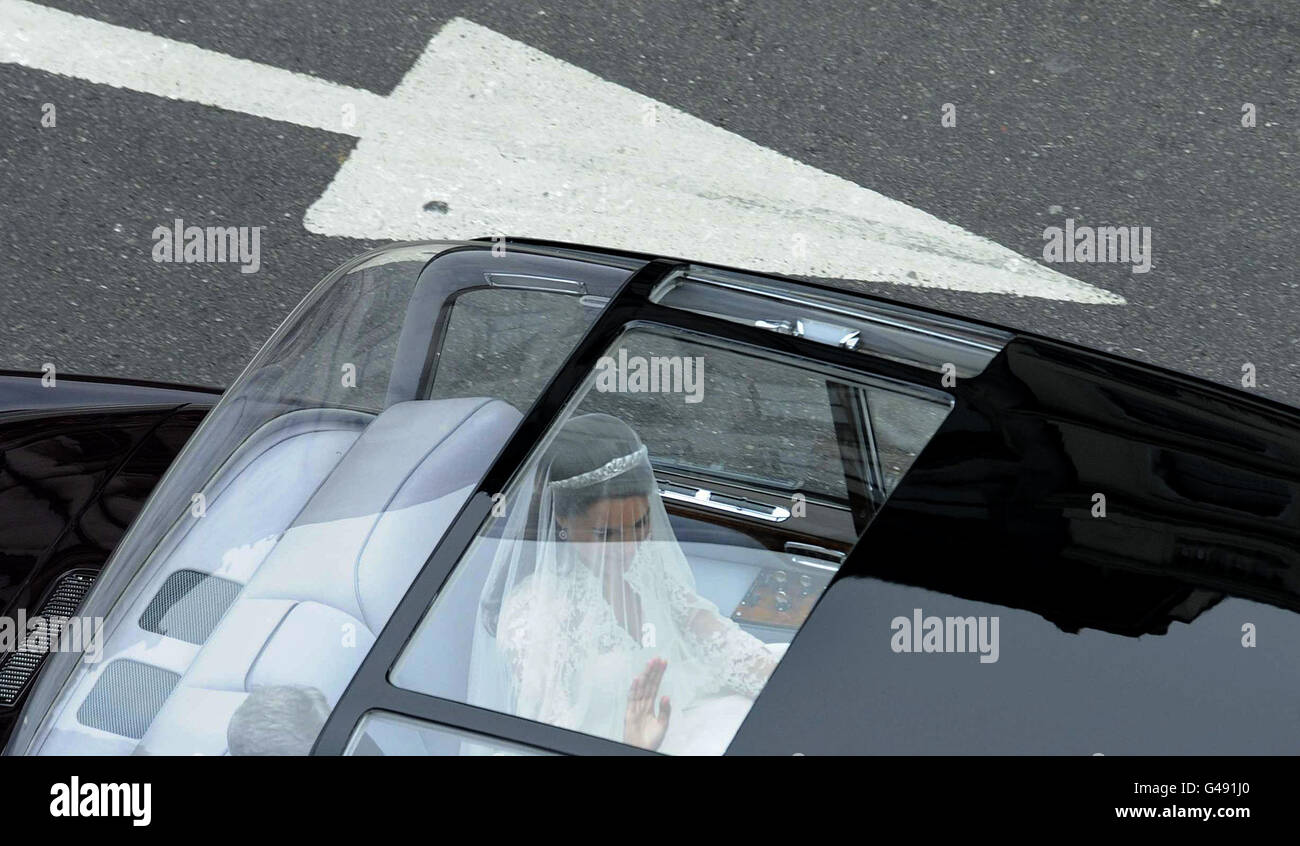 Kate Middleton travels in a Rolls Royce Phantom VI to Westminster Abbey ...