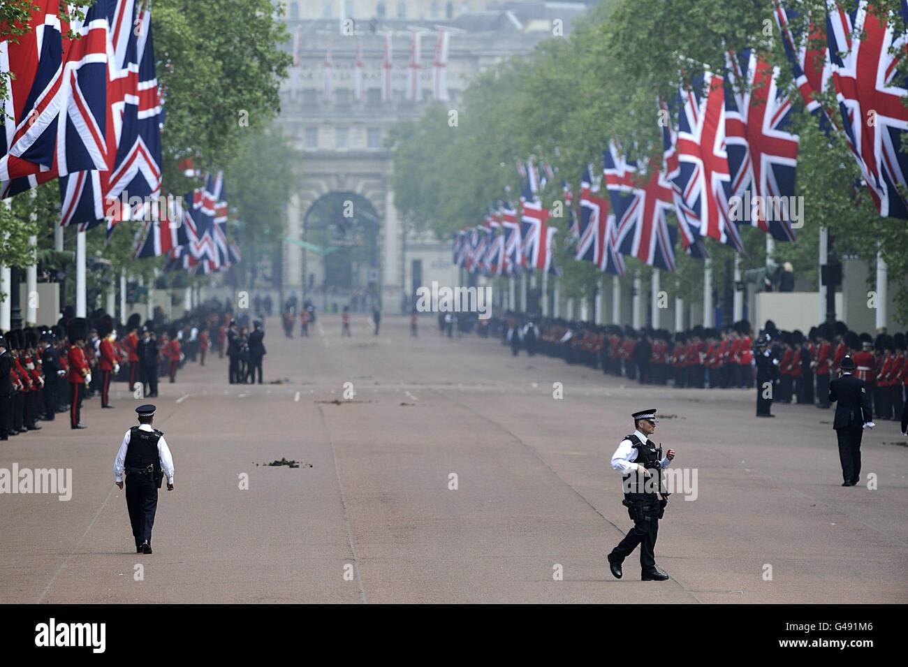 Police security watch over the crowds at the mall hi-res stock ...