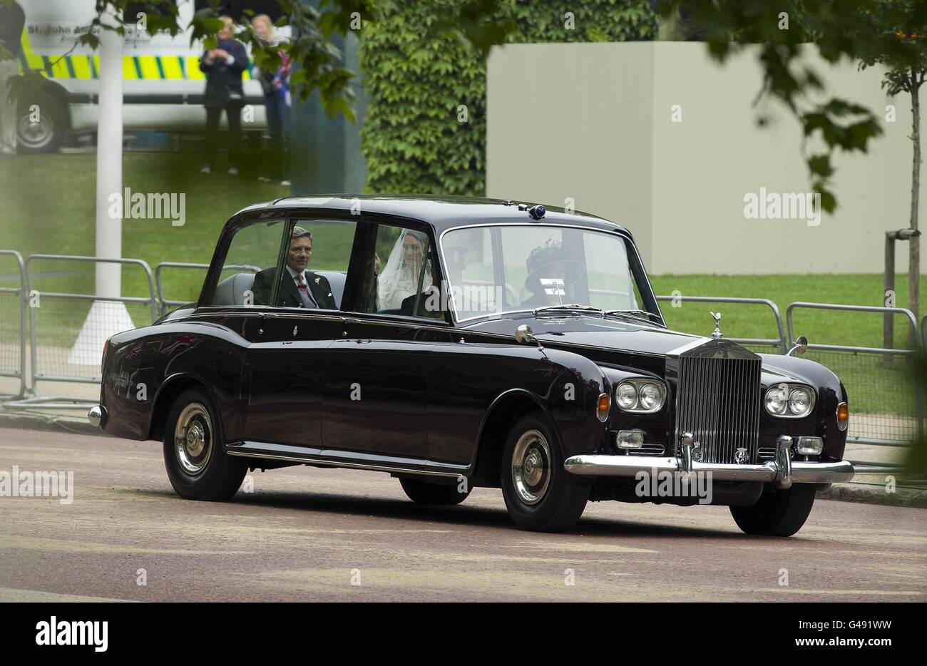 Kate middleton father michael middleton make way to westminster abbey ...