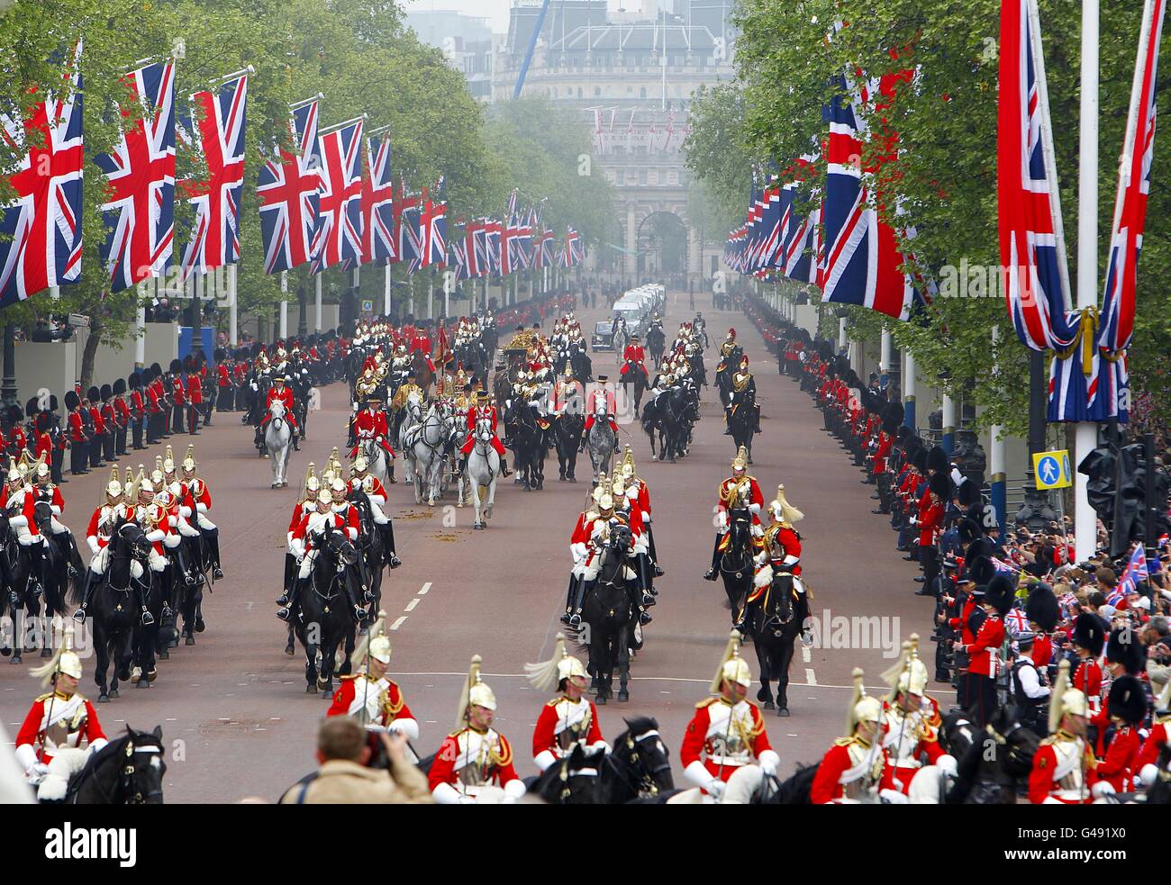 The Royal procession make their way down The Mall to Buckingham Palace ...
